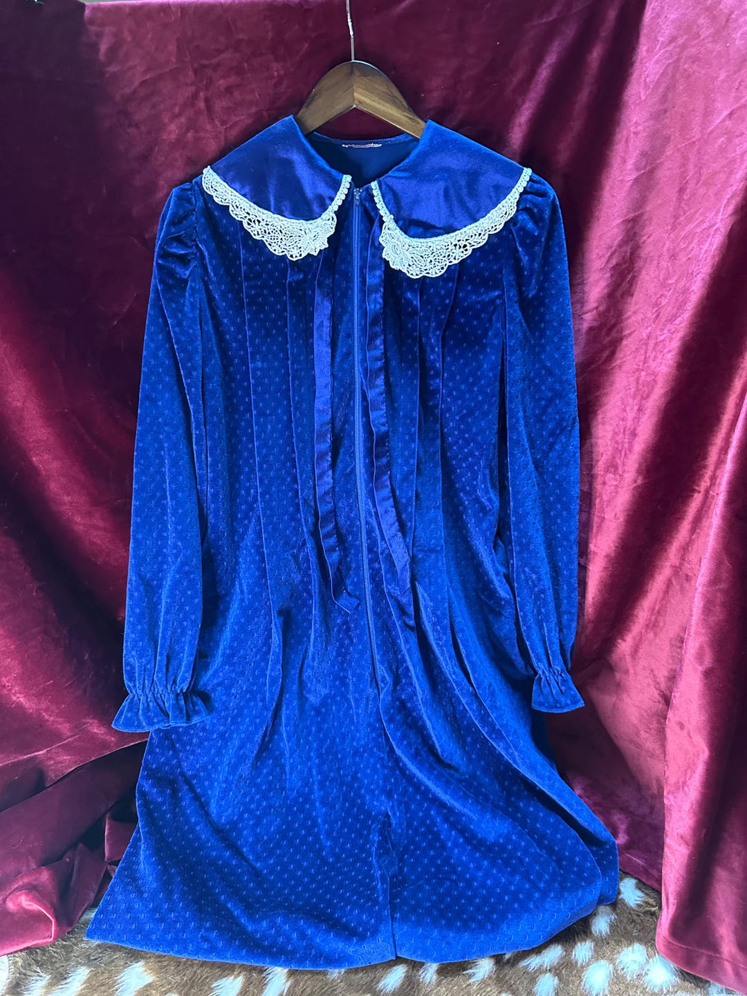 1970s Royal Blue Velvet Robe With Laced Collar. - Etsy