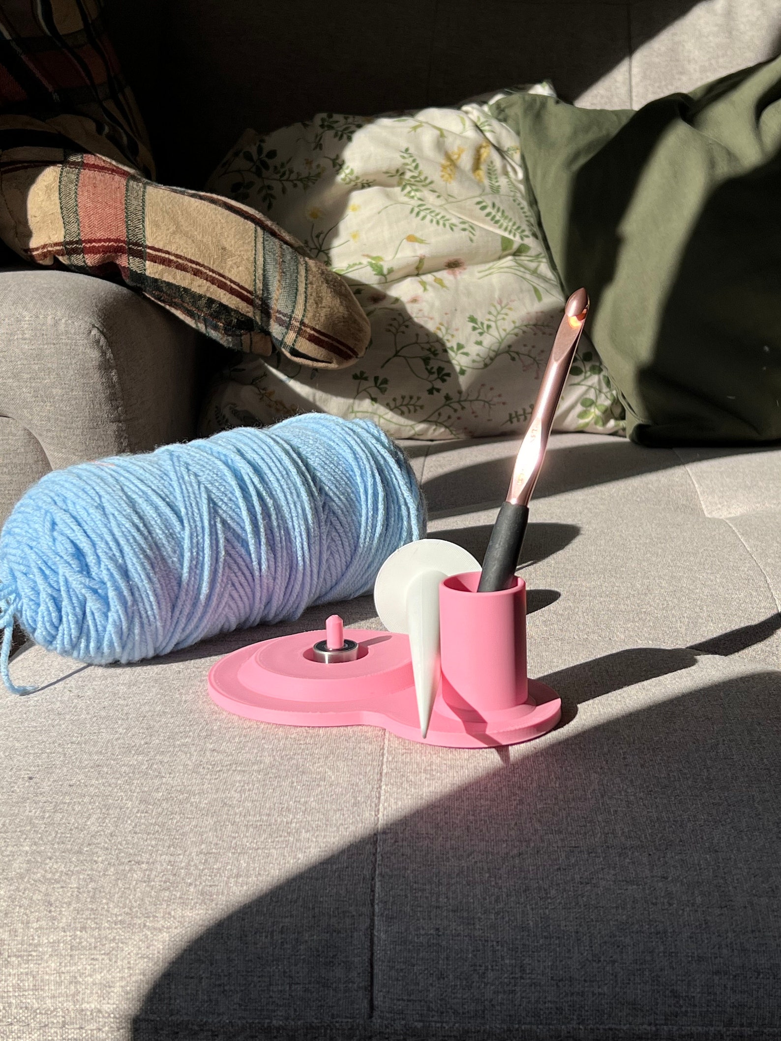 Yarn Ball & Skein Holder With Tool Storage for Crochet, Yarn Feeder for ...