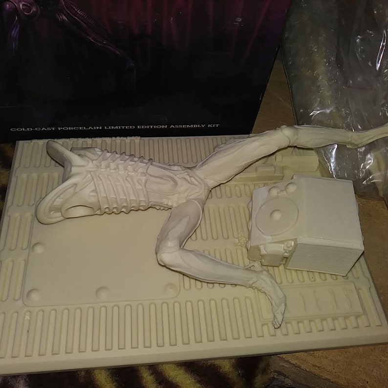 DARK HORSE Aliens Cold Cast Porcelain Kit by Randy Bowen. 1991 Limited ...