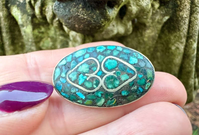 Broche ovalado vintage indio de latón con incrustaciones de mosaico ...