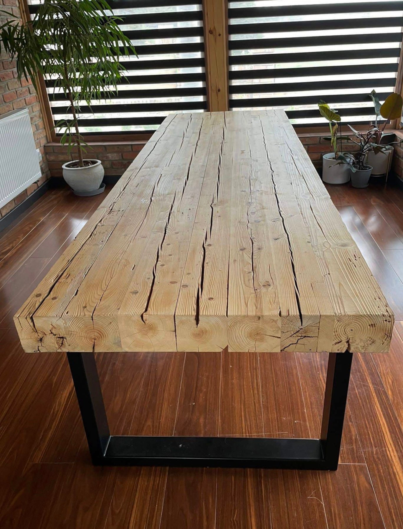 Table à manger en poutres récupérées. Pieds noirs en bois de - Etsy France