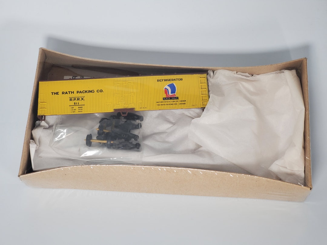 Walthers 932-2429 HO Scale 40 Ft Wood End Reefer RATH Packing Company ...