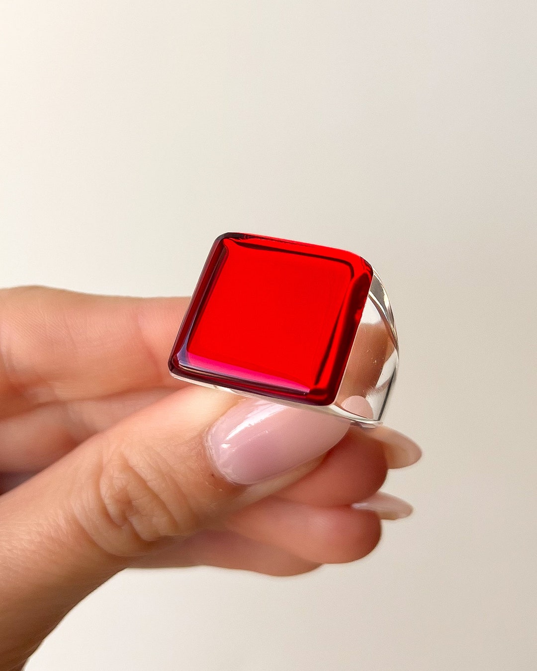 Grosse bague rouge colorée de style contemporain pour femmes, pièce ...
