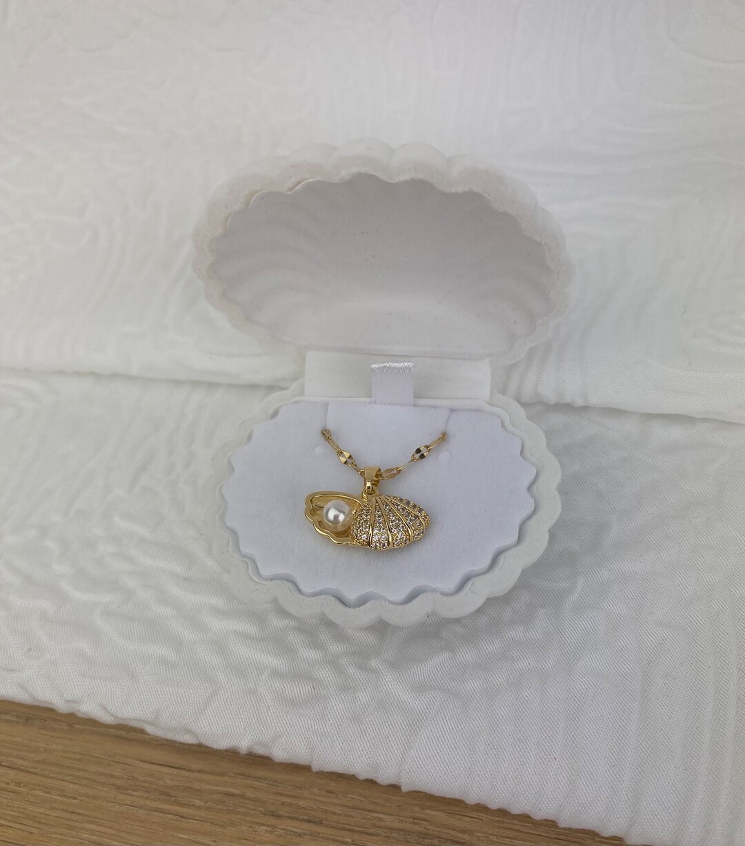 Clam Shell Necklace With Necklace Display Box, Pearl Clam Necklace ...