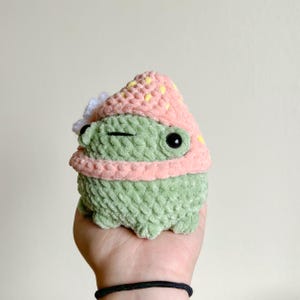 Strawberry Frog No Sew Crochet Pattern / Strawbery Hat Cute Frog ...