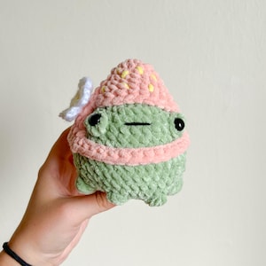 Strawberry Frog No Sew Crochet Pattern / Strawbery Hat Cute Frog ...