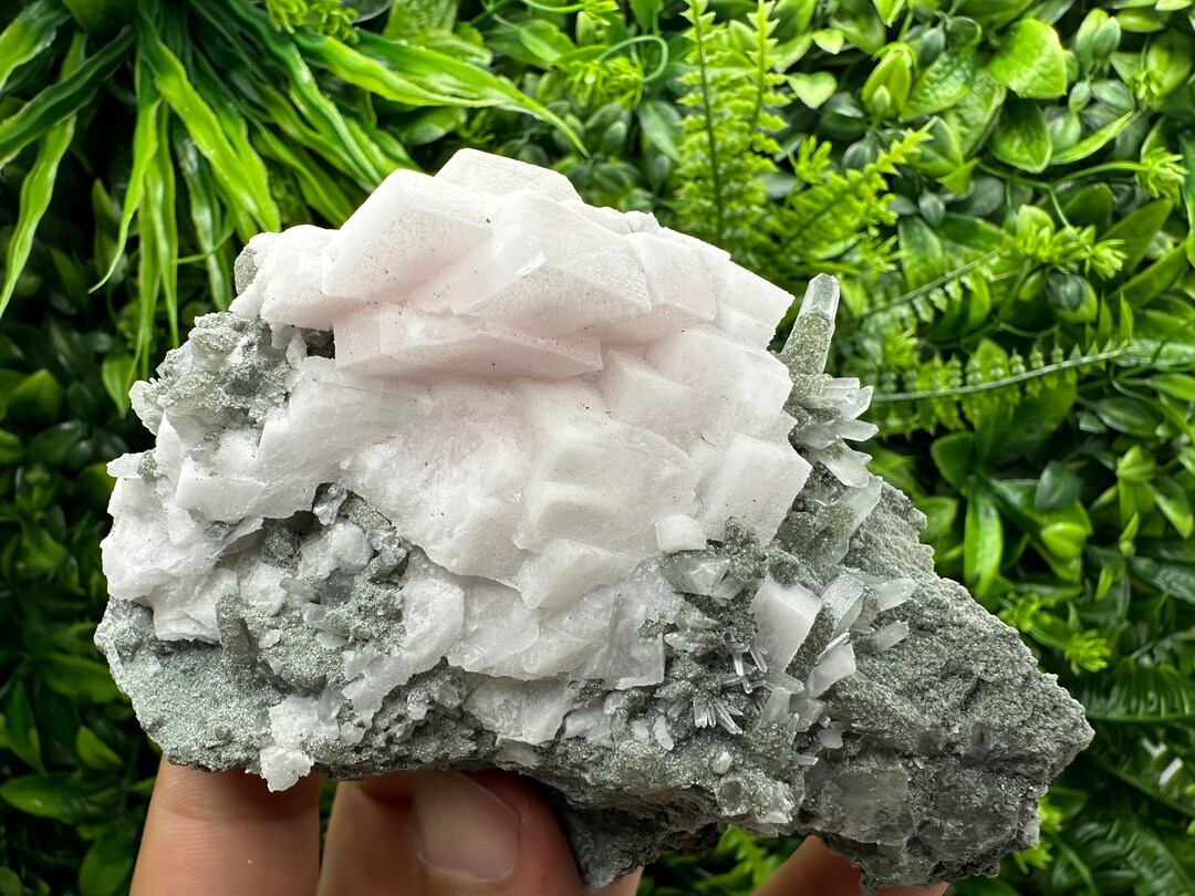 Wonderful Mangano Calcite on Quartz Whit Chlorite Inclusions From ...