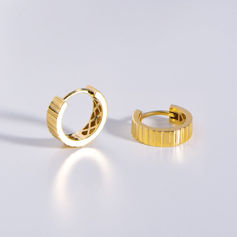 14K Gold Thick Line Patterned Hoop Earrings: Elegant and Modern ...