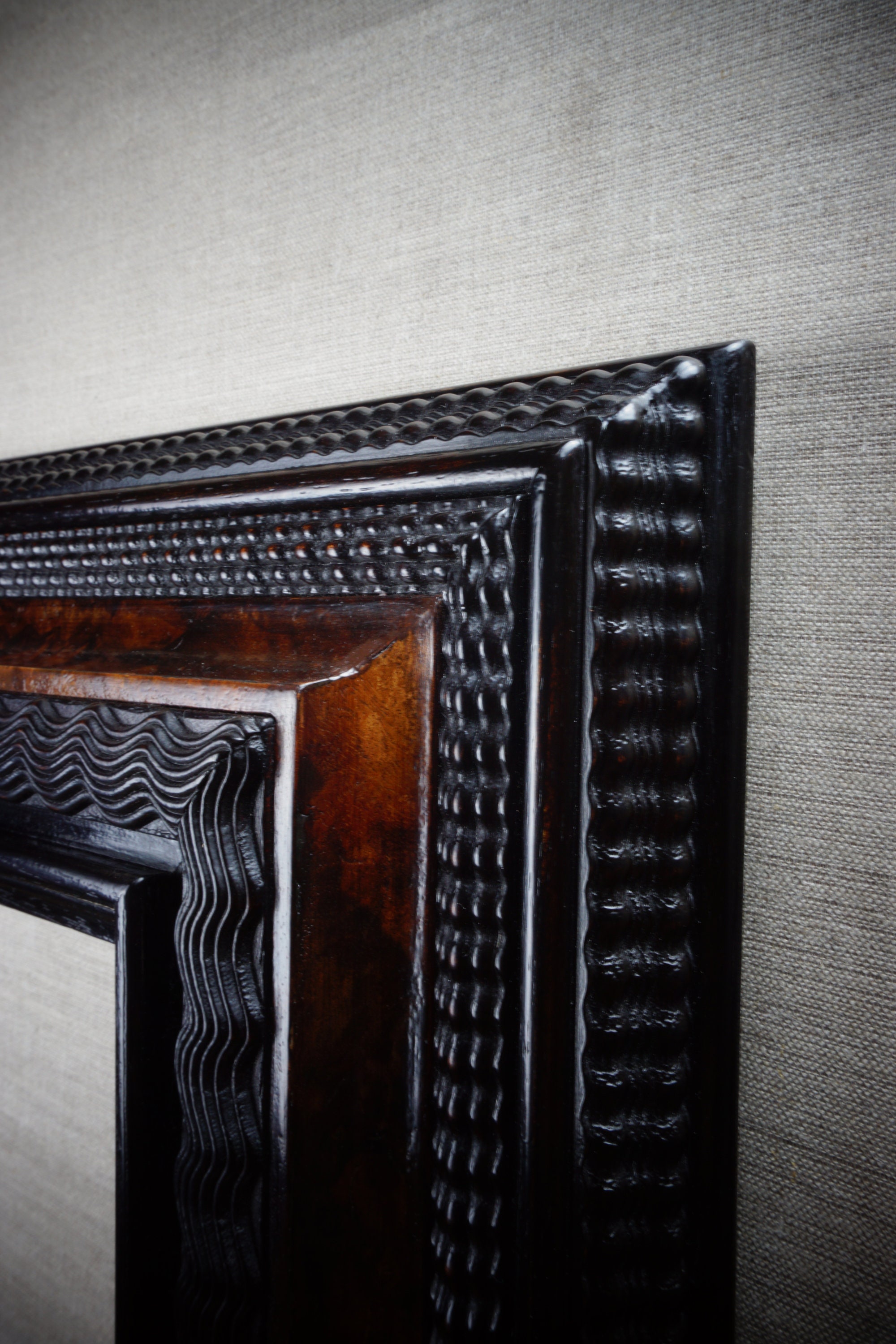 Traditional, 17th-century Dutch-style Ripple Frame Ripple Moulding ...