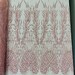 Federn Damast sticken und schwere Perlen auf einem Mesh-Spitze Stoff ...