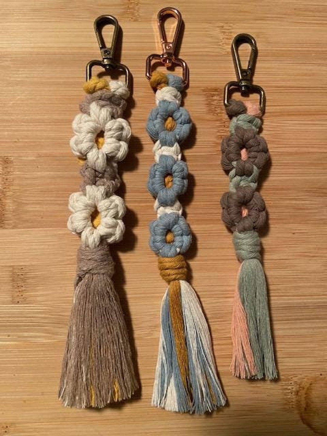 Macrame Daisy Keychain/ Macrame Keychain/ Macrame Gifts/ Keychain/ Boho ...