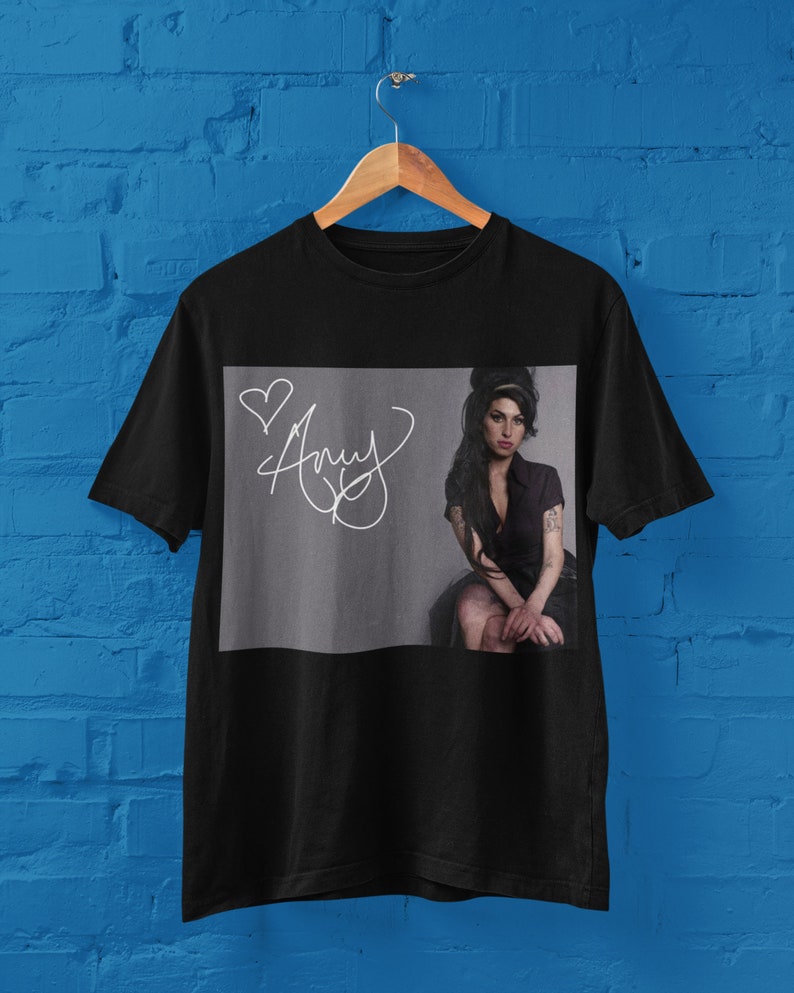 Amy Winehouse Autograph Photo 2 Signed With Love, Amy Graphic Tee, 90s ...