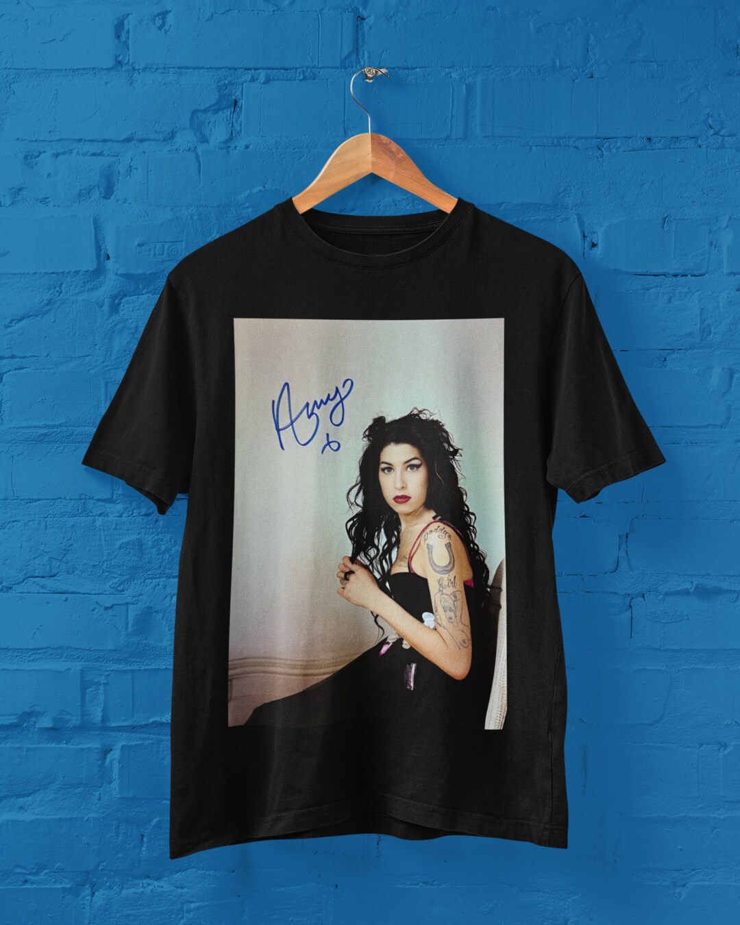 Amy Winehouse Autograph Photo 3 Signed With Love, Amy Graphic Tee, 90s ...
