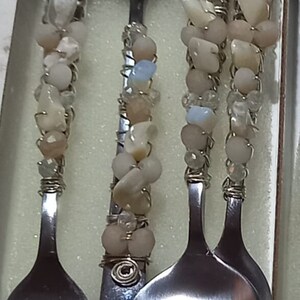 Spoons and Forks With Colorful Design Made of Rocks and Wire. Cucharas ...