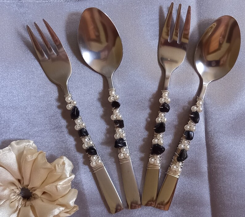 Spoons and Forks With Colorful Design Made of Rocks and Wire. Cucharas ...