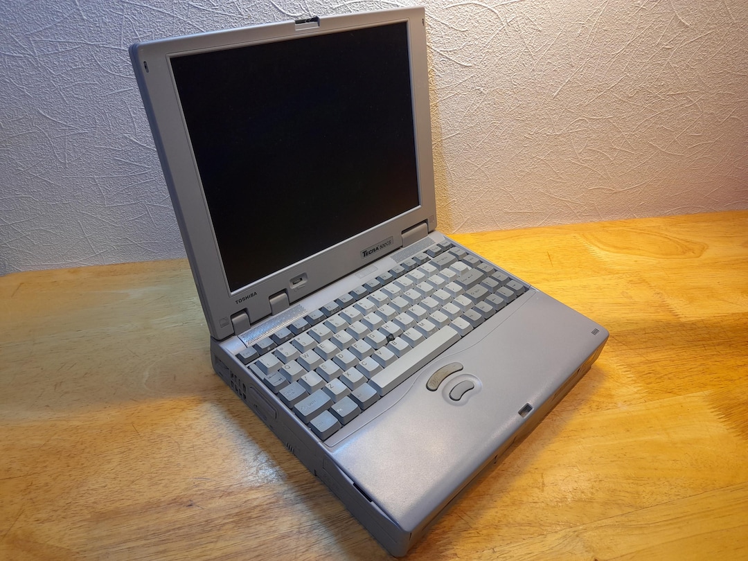 Toshiba Tecra 500CS , Vintage Laptop From 1996 , Computer is Running ...