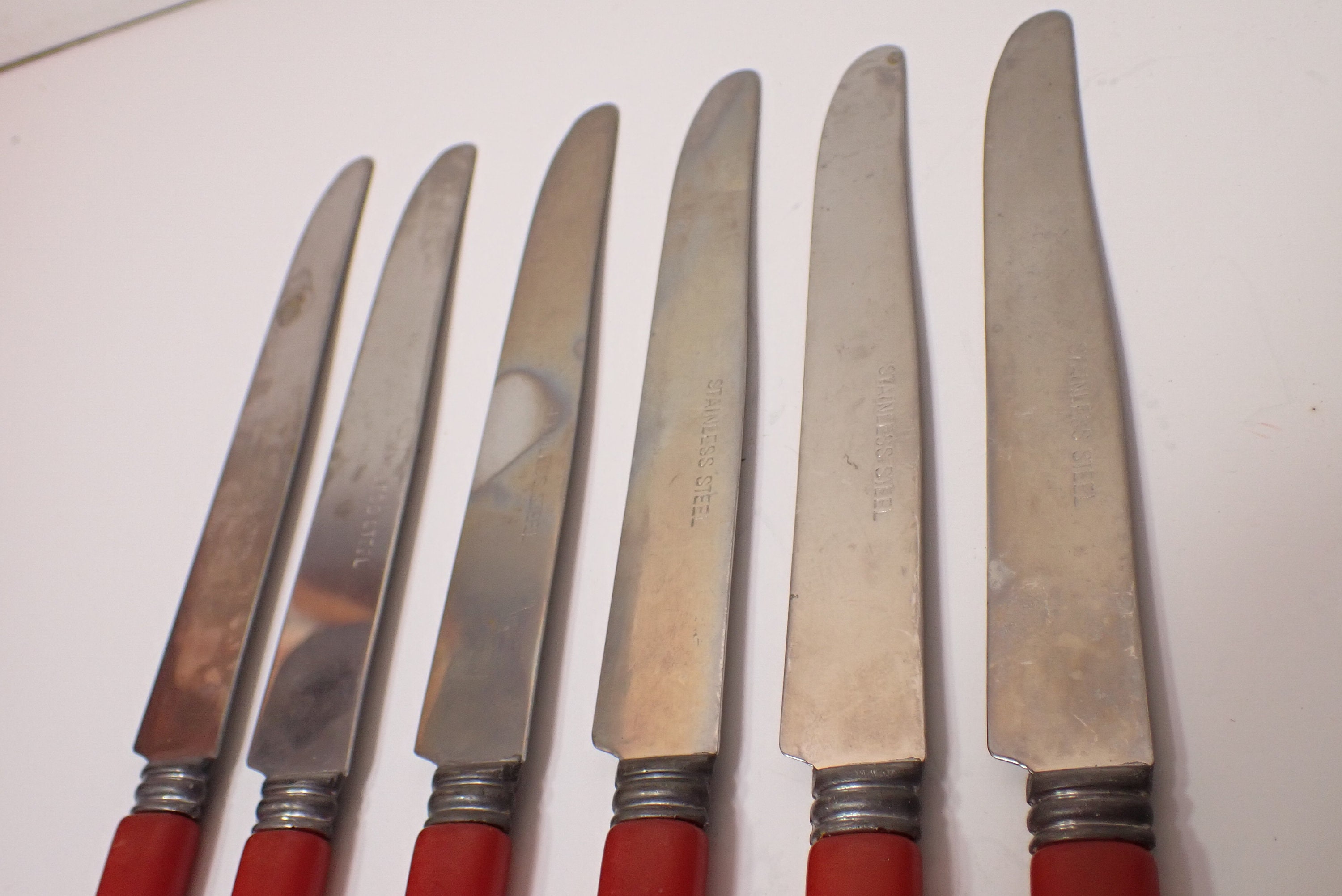 6 Vintage Set 9 5/8 Red Bakelite Handles Stainless Steel Blades Knives ...