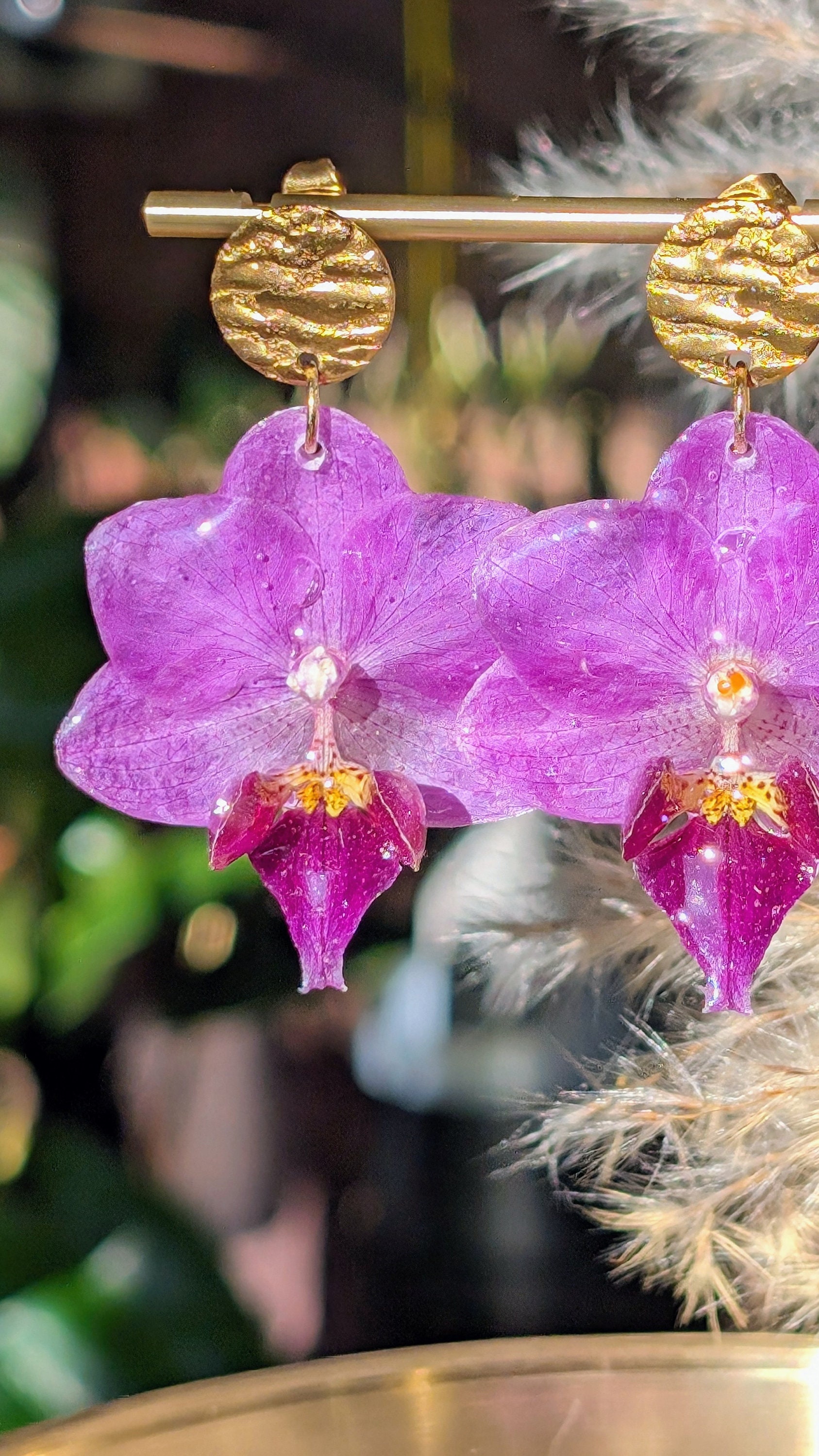 Federleichte Ohrringe aus echten Orchideen Blüten ...