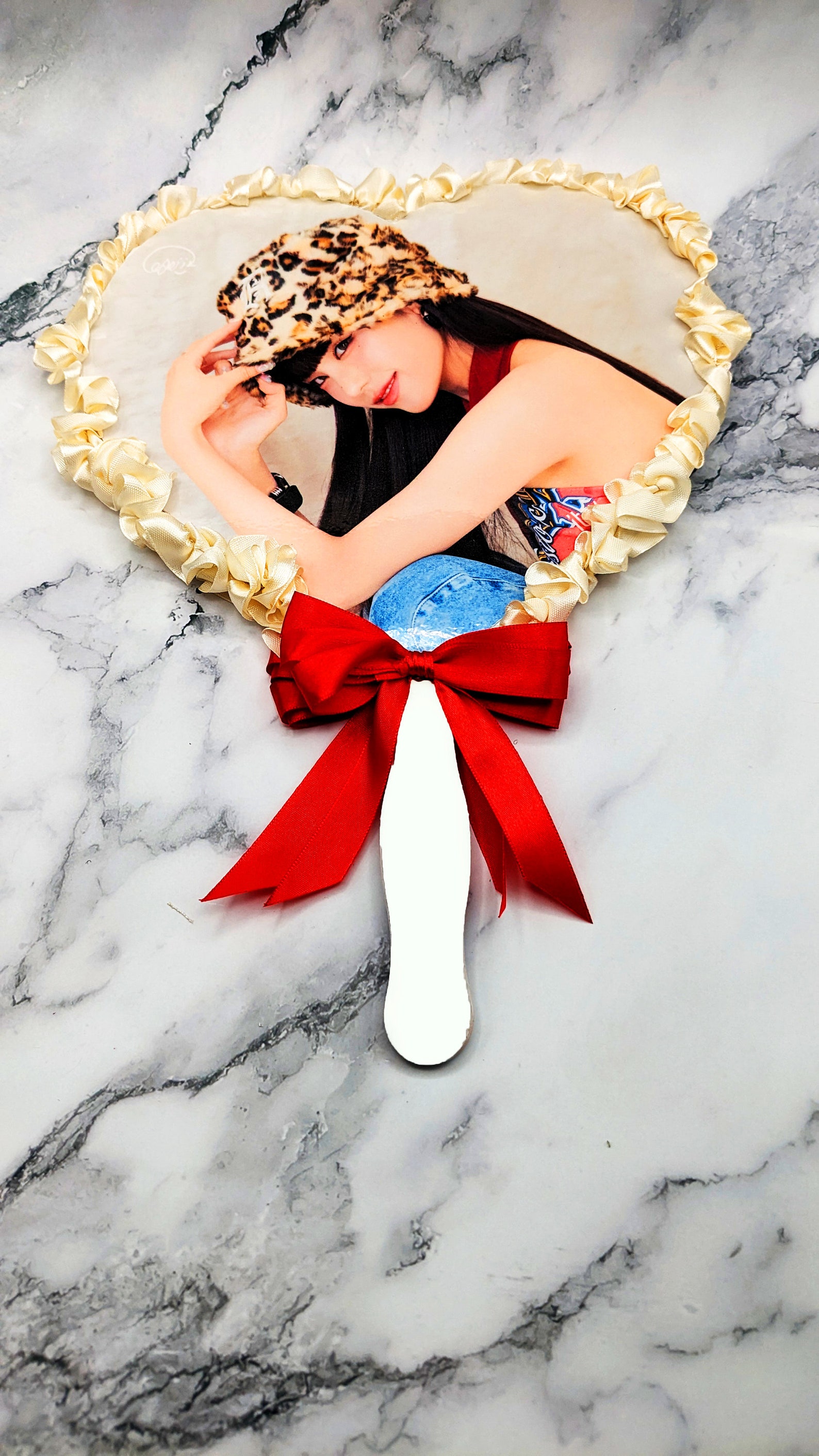 Itzy Yeji Photo KPOP Picket / Fan With Ruffles - Etsy