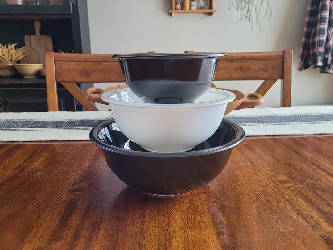 A Set of 3 Black and White Pyrex Nesting Mixing Bowls 325, 323 and 322 ...