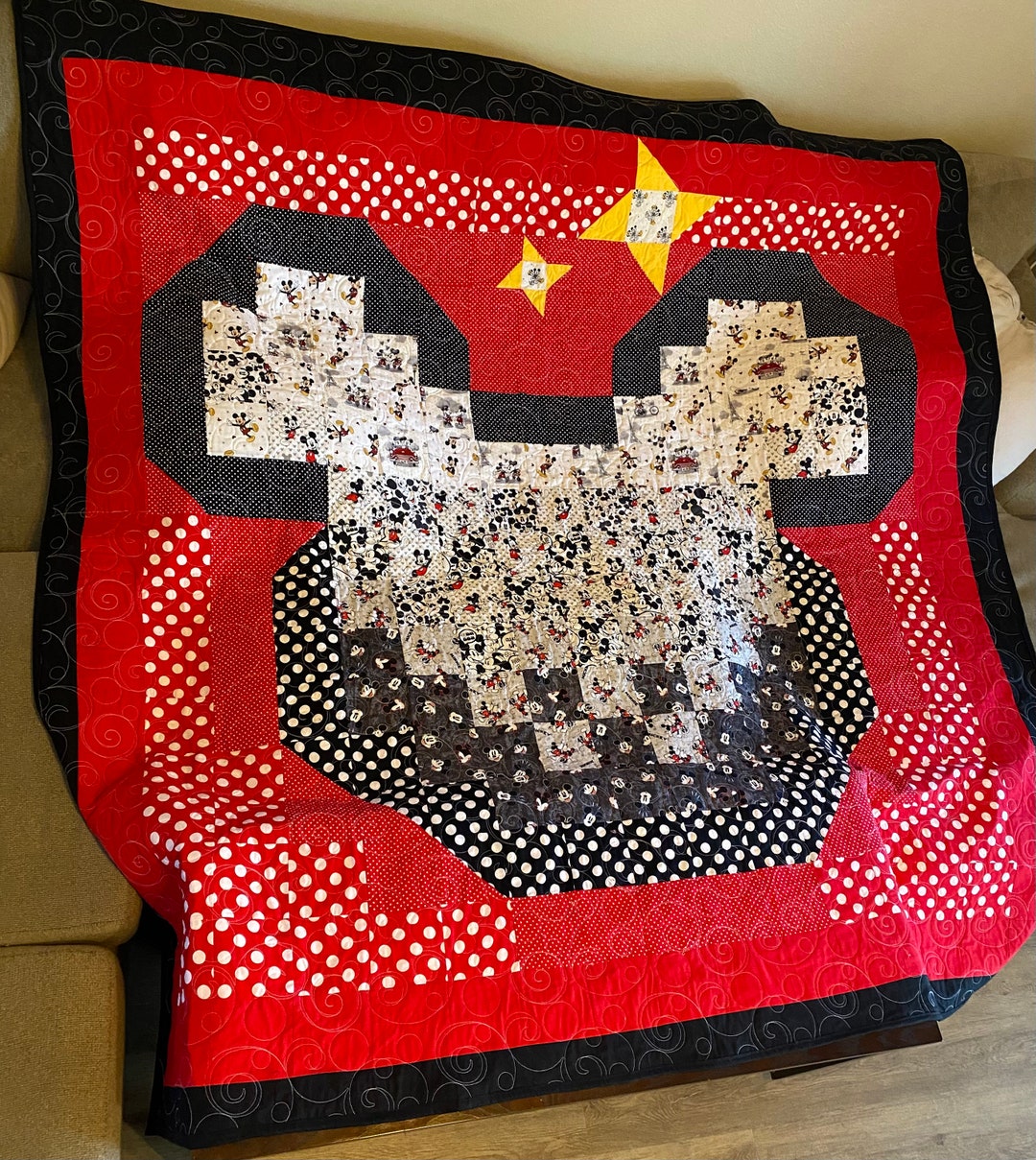 Mickey Mouse or Minnie Mouse Quilt - Etsy