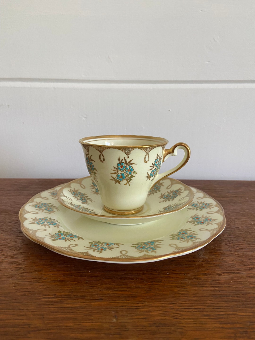 Vintage Salisbury Bone China Trio Floral Pattern With Gold Accents (A ...