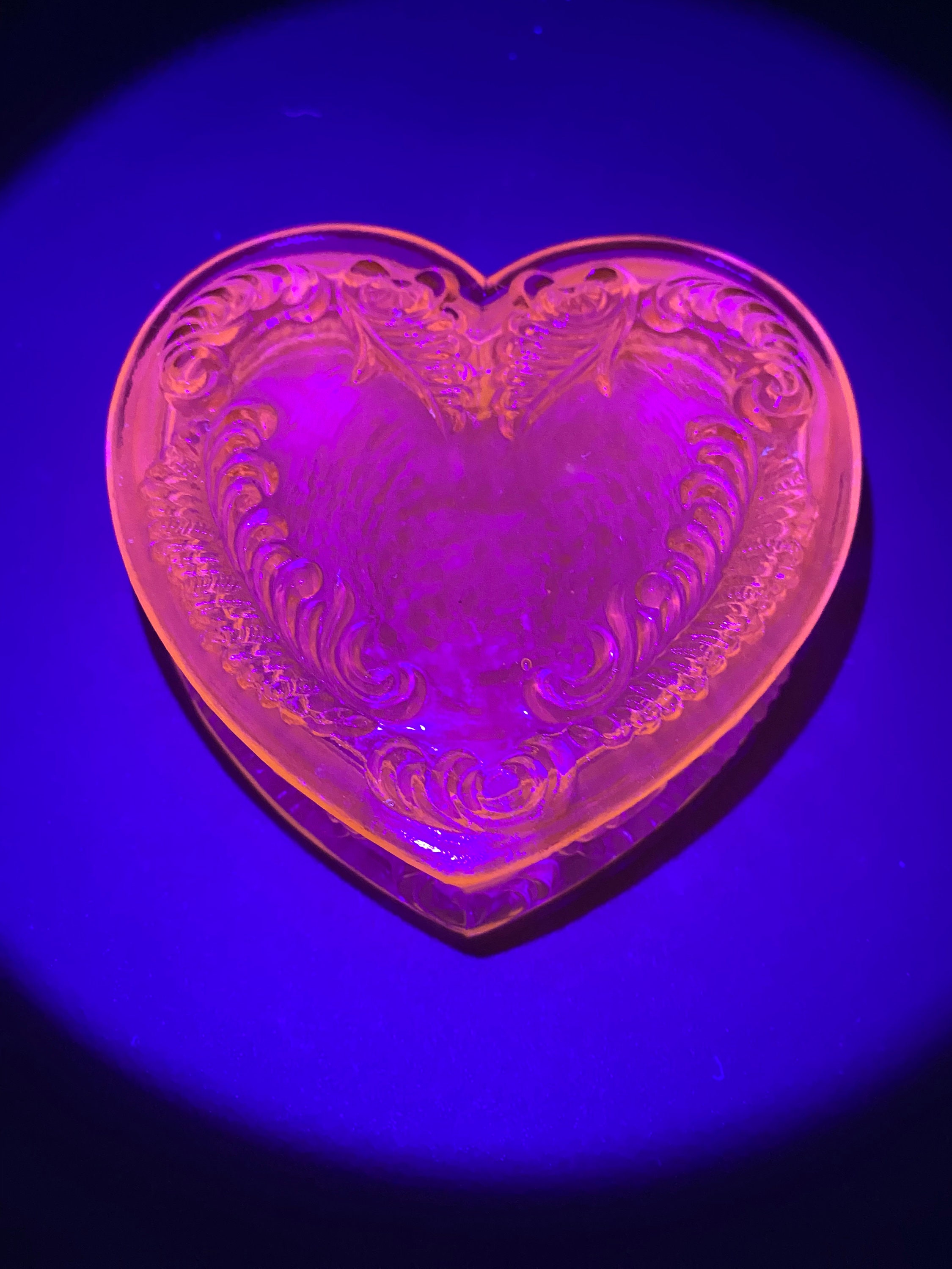 Vaseline Uranium or Selenium Glow Glass Heart Shaped Trinket Boxes ...