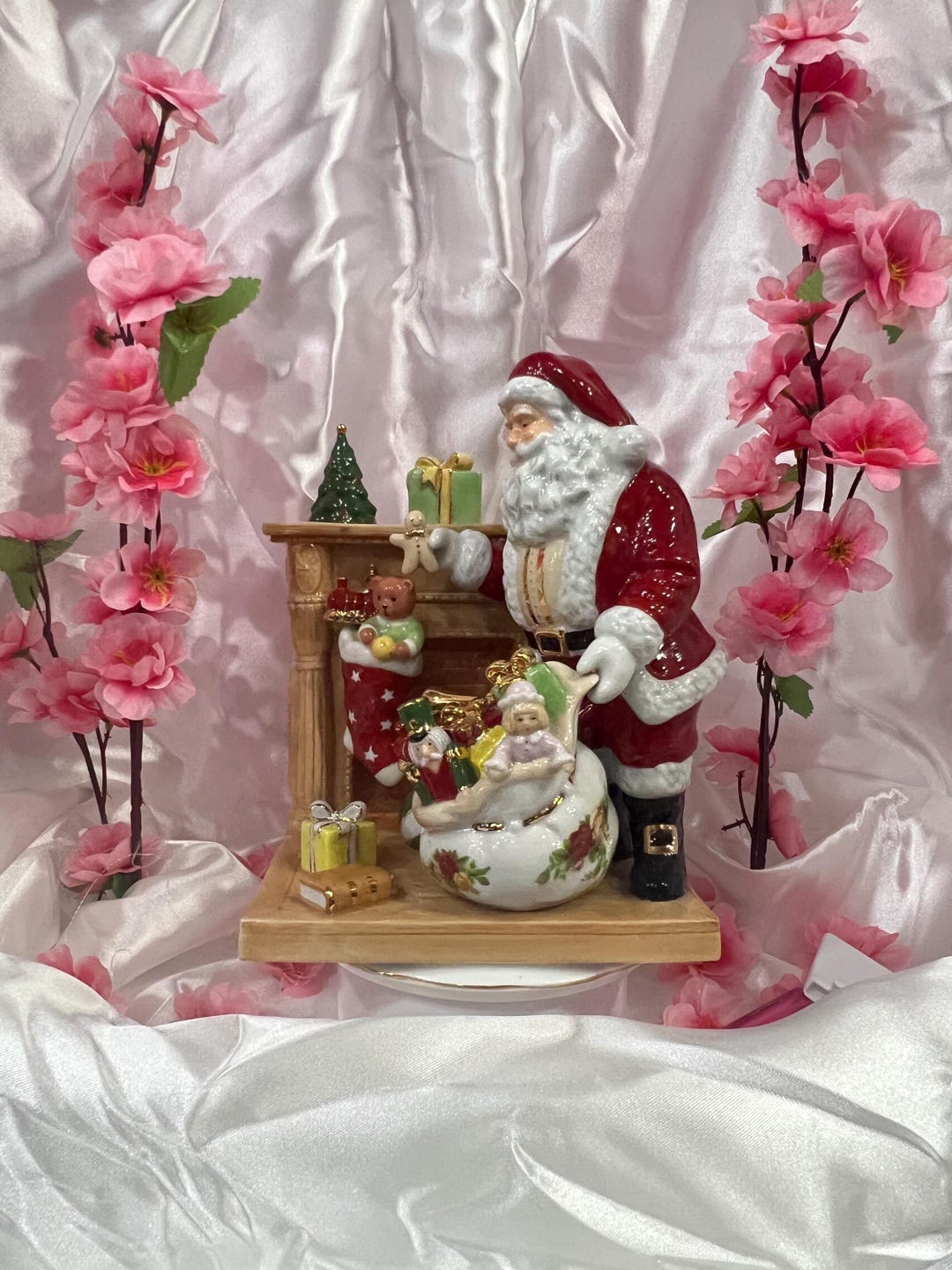 Royal Albert Figurine SANTA’S SURPRISE Old Country Roses RA9 - Etsy
