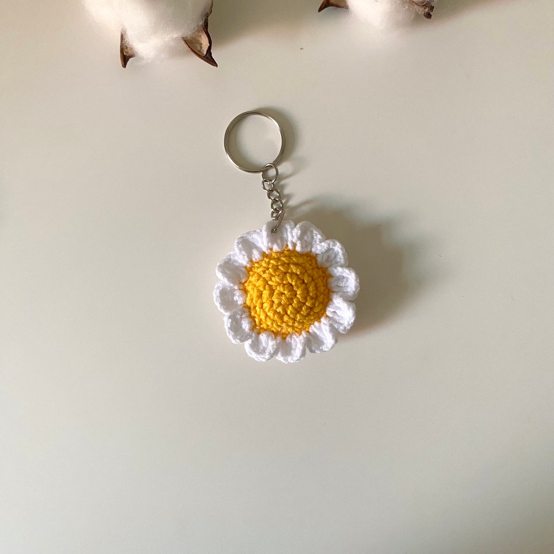 White Daisy Crochet Keychain, Knitted Key Ring, Flowers Backpack Charm ...