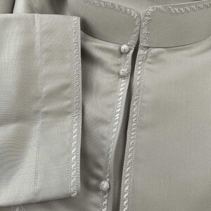 Mens Latte Bahraini Thobe With Embroidery Thobes Jubbah Jubba Thawb ...