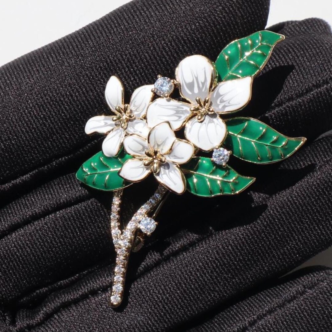 White Colour Flower Brooch: Bouquet Pin Elegant Alloy Pin, Unisex ...