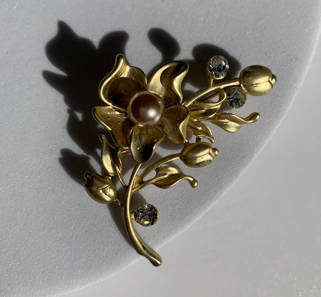 Fashionable Flower Gold Leaf Chest Pin Rare Find Accessories Unisex ...