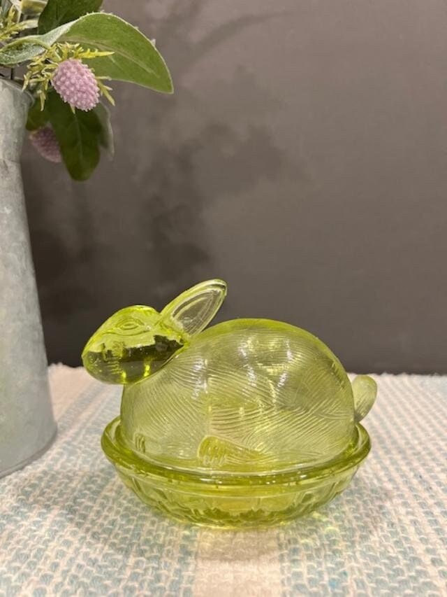 Vintage L.E. Smith Green Glass Bunny Rabbit on Basket - Etsy