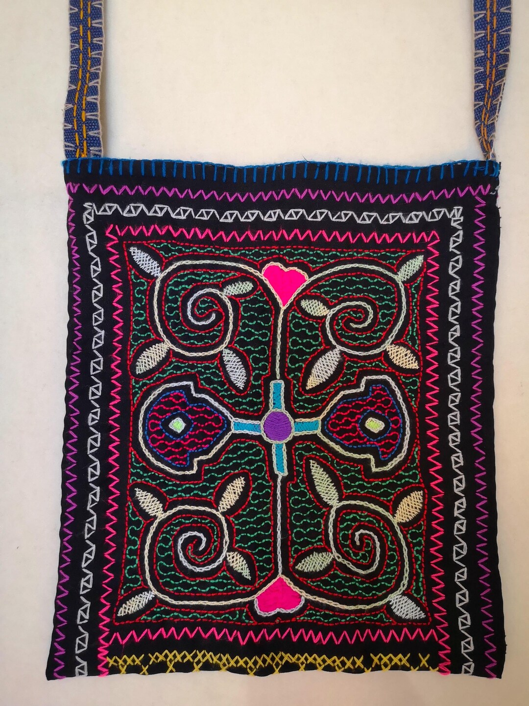 Shipibo, Traditional Kené sacred Geometry Pattern, Shipibo Medicine Bag ...