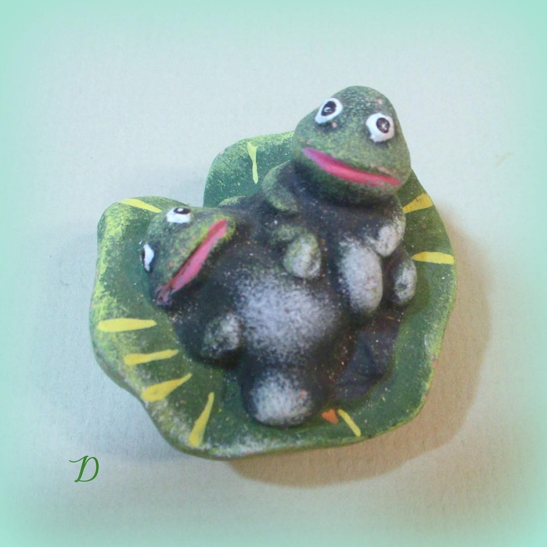 Silly Stone-like Frog Couples on Lily Pads . 4 Funnyterrarium Good Luck ...