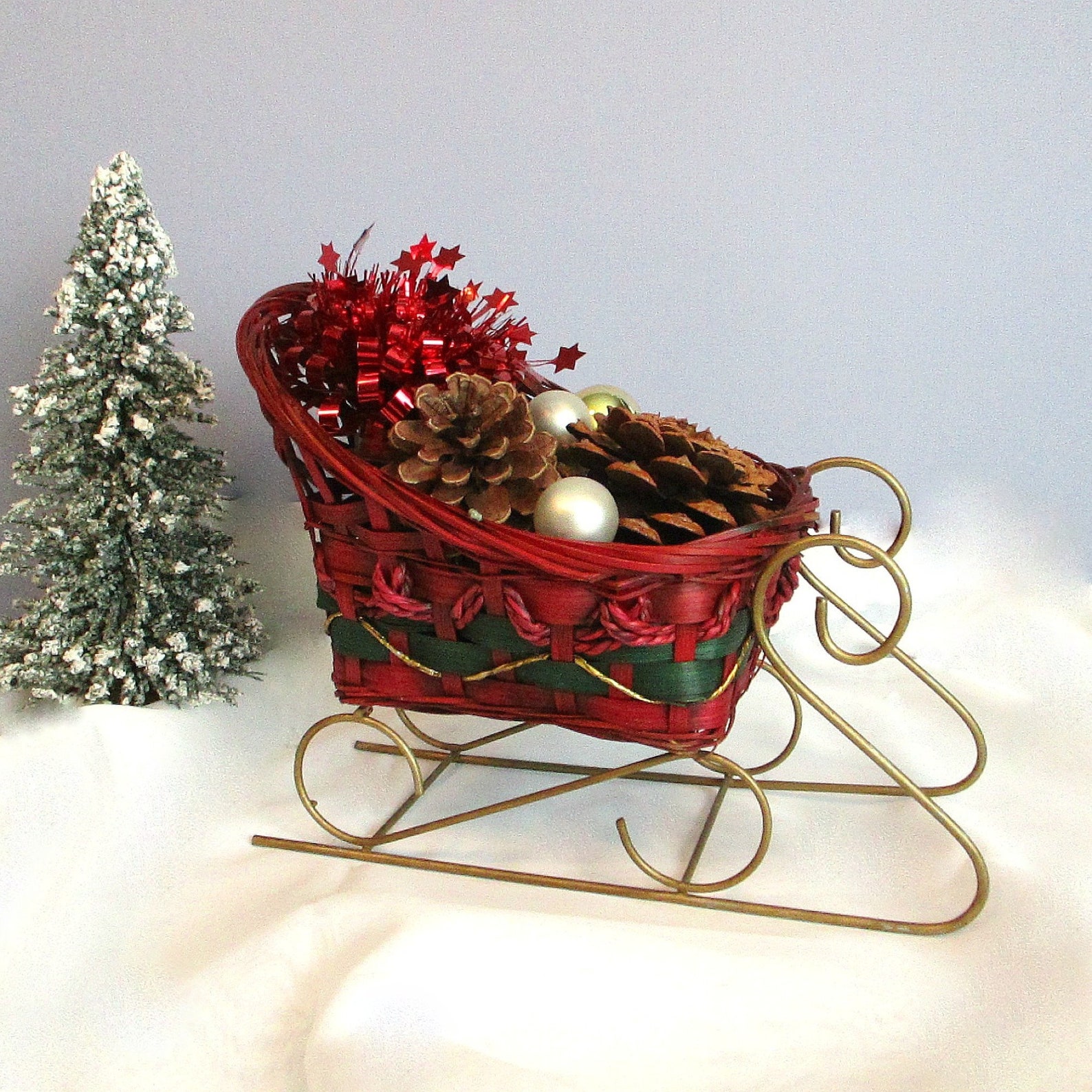 Christms Santas Sleigh . Vintage Red and Green Xmas Sleigh Centerpiece ...