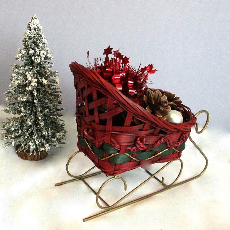 Christms Santas Sleigh . Vintage Red and Green Xmas Sleigh Centerpiece ...