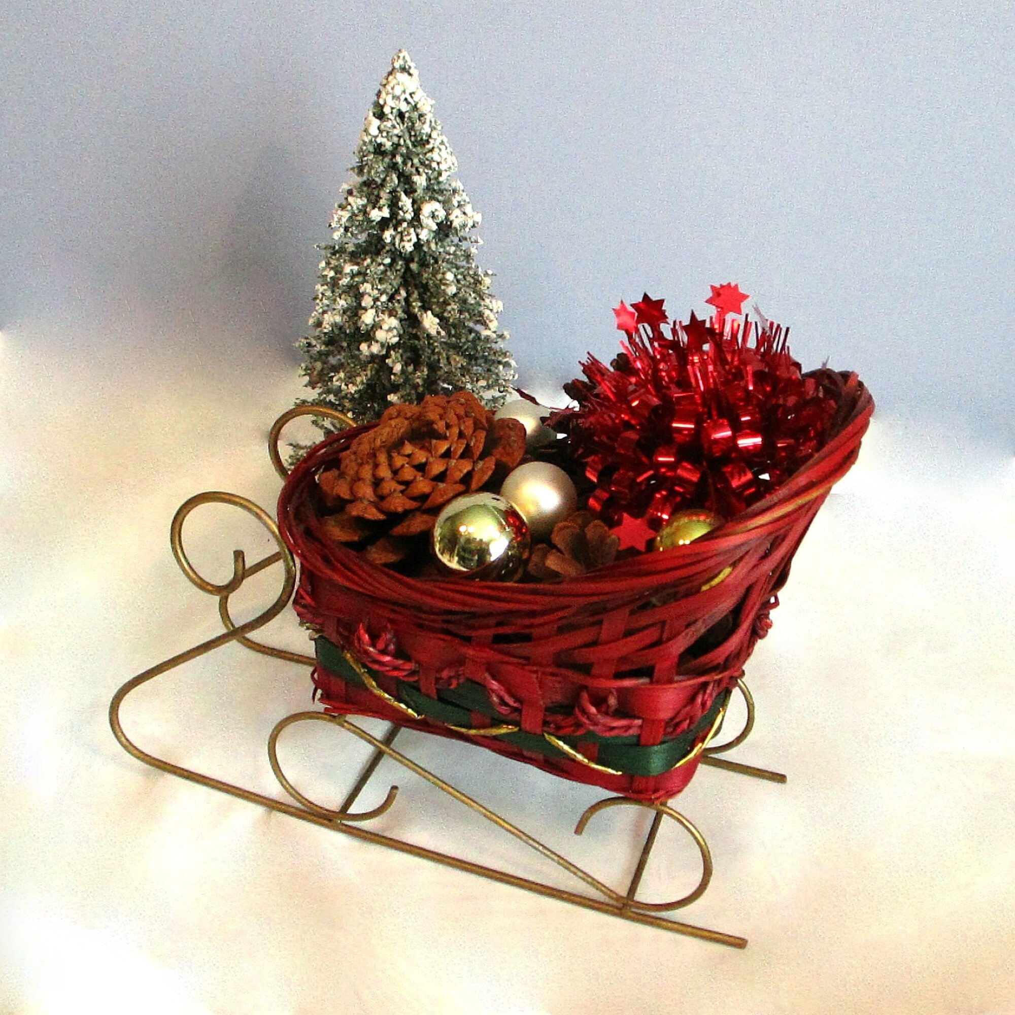 Christms Santas Sleigh . Vintage Red and Green Xmas Sleigh Centerpiece ...