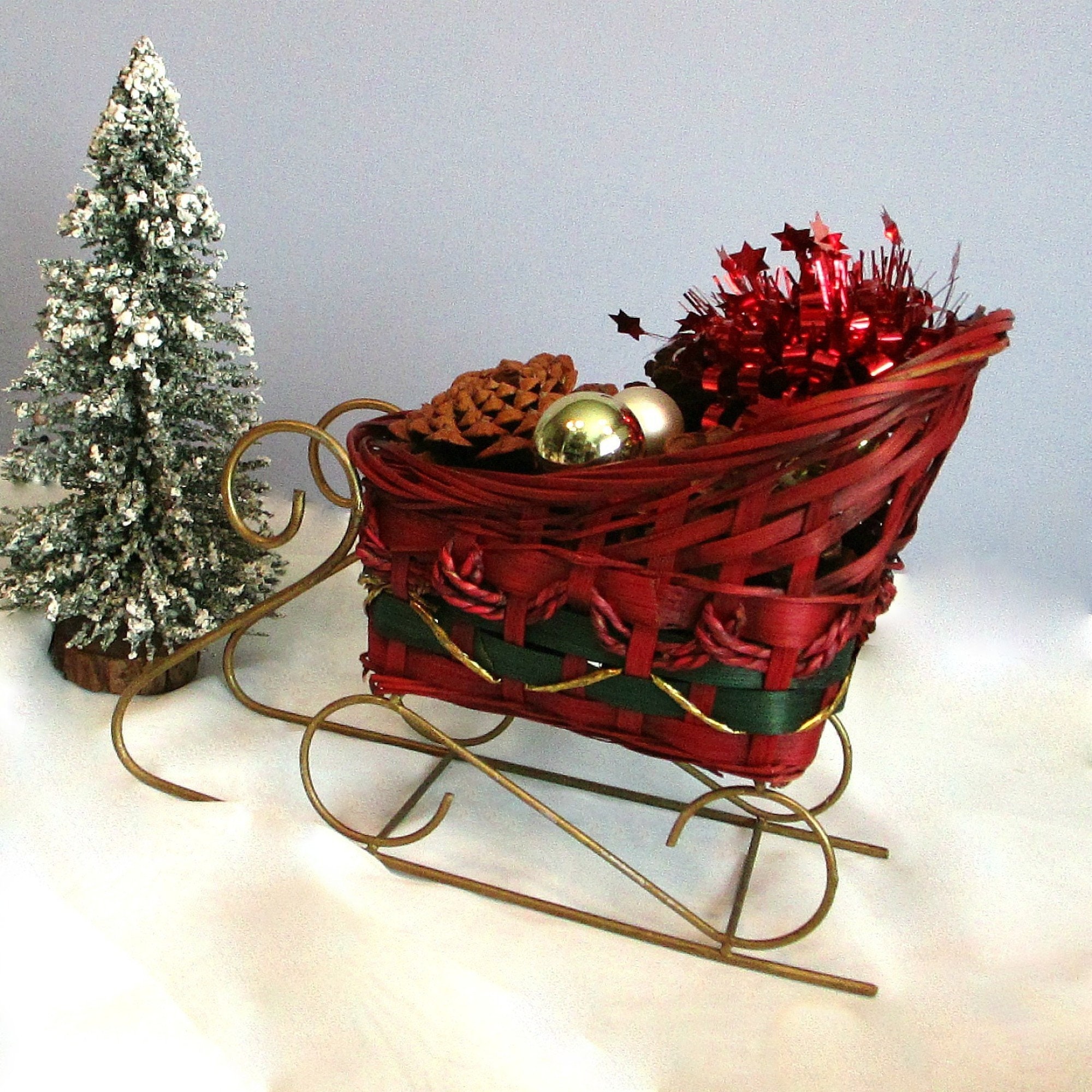 Christms Santas Sleigh . Vintage Red and Green Xmas Sleigh Centerpiece ...