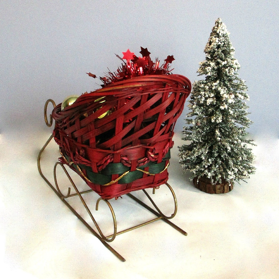 Christms Santas Sleigh . Vintage Red and Green Xmas Sleigh Centerpiece ...