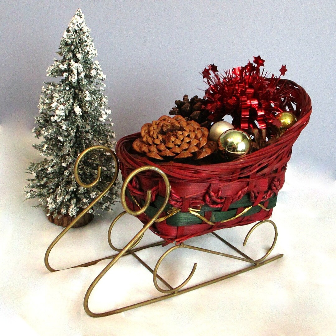 Christms Santas Sleigh . Vintage Red and Green Xmas Sleigh Centerpiece ...