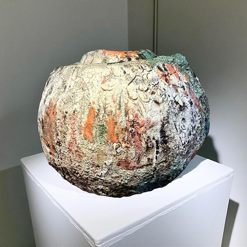 Met de hand gebouwde keramische Wabi-Sabi-vaas, studioaardewerk ...