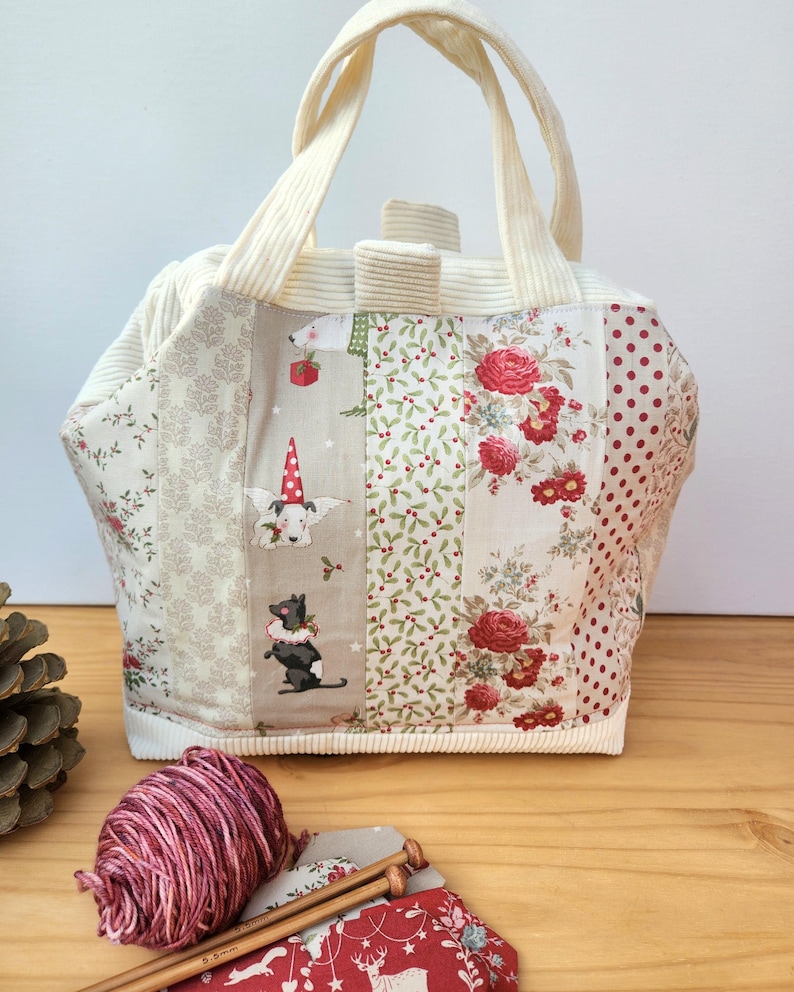 Sac à projet pour tricots, crochets ( clic clac) en patchwork, dans du tissu de marque ...