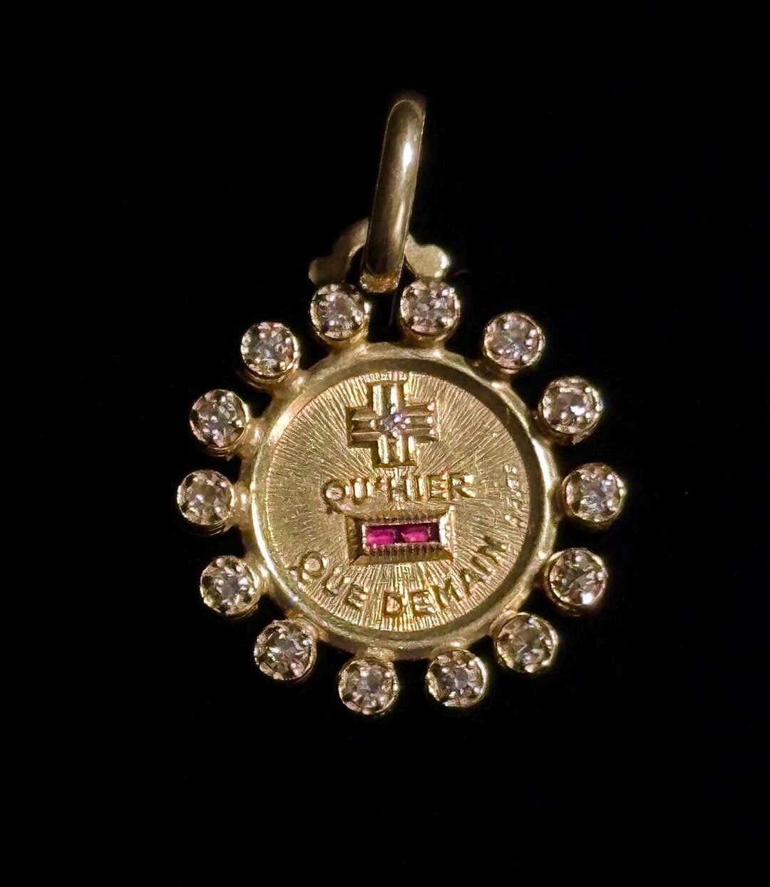 Medal of Love Diamond Halo 18k Yellow Gold Augis Qu Hier Qui Demain ...