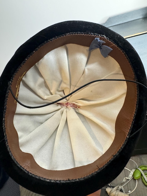 Gorgeous early 1940s velvet tilt hat - Gem