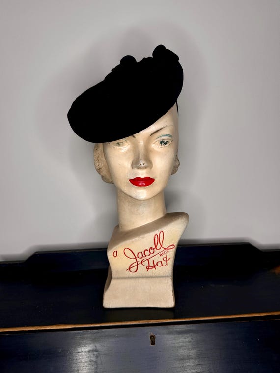 Gorgeous early 1940s velvet tilt hat - Gem