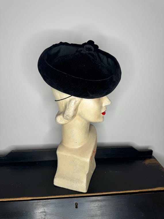 Gorgeous early 1940s velvet tilt hat - Gem