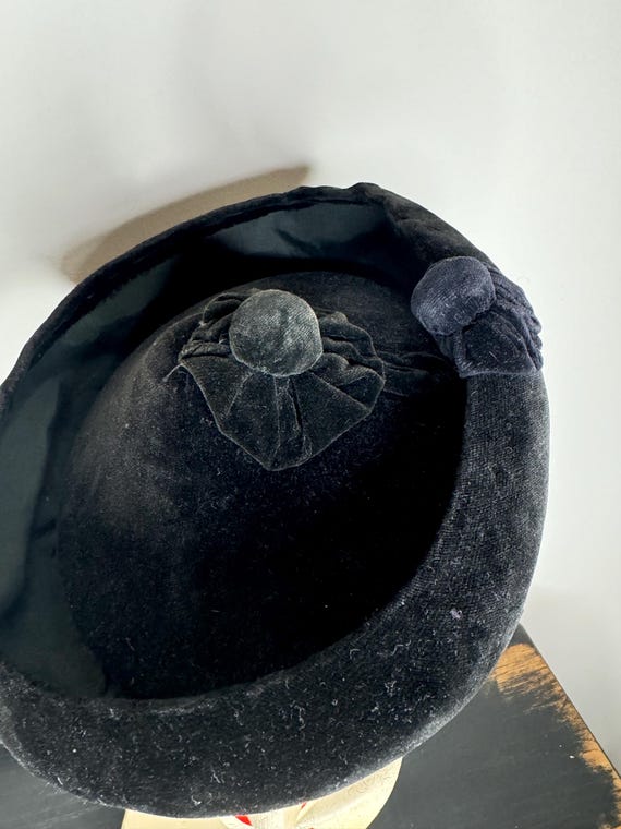 Gorgeous early 1940s velvet tilt hat - Gem