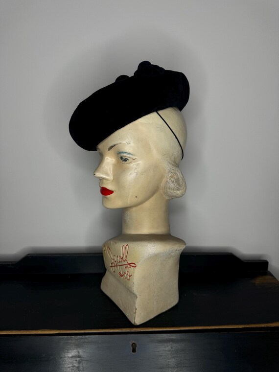 Gorgeous early 1940s velvet tilt hat - Gem