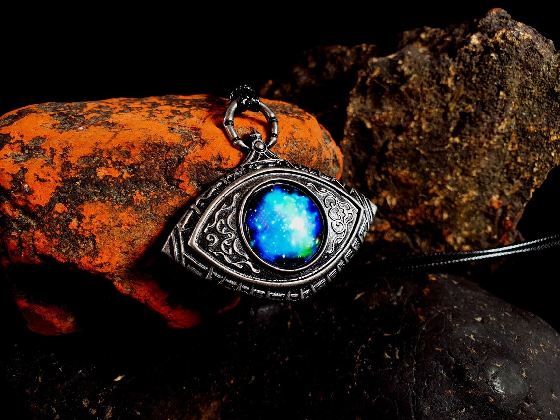 Bloodborne Necklace Cosmic Eye Watcher Badge / Bloodborne - Etsy